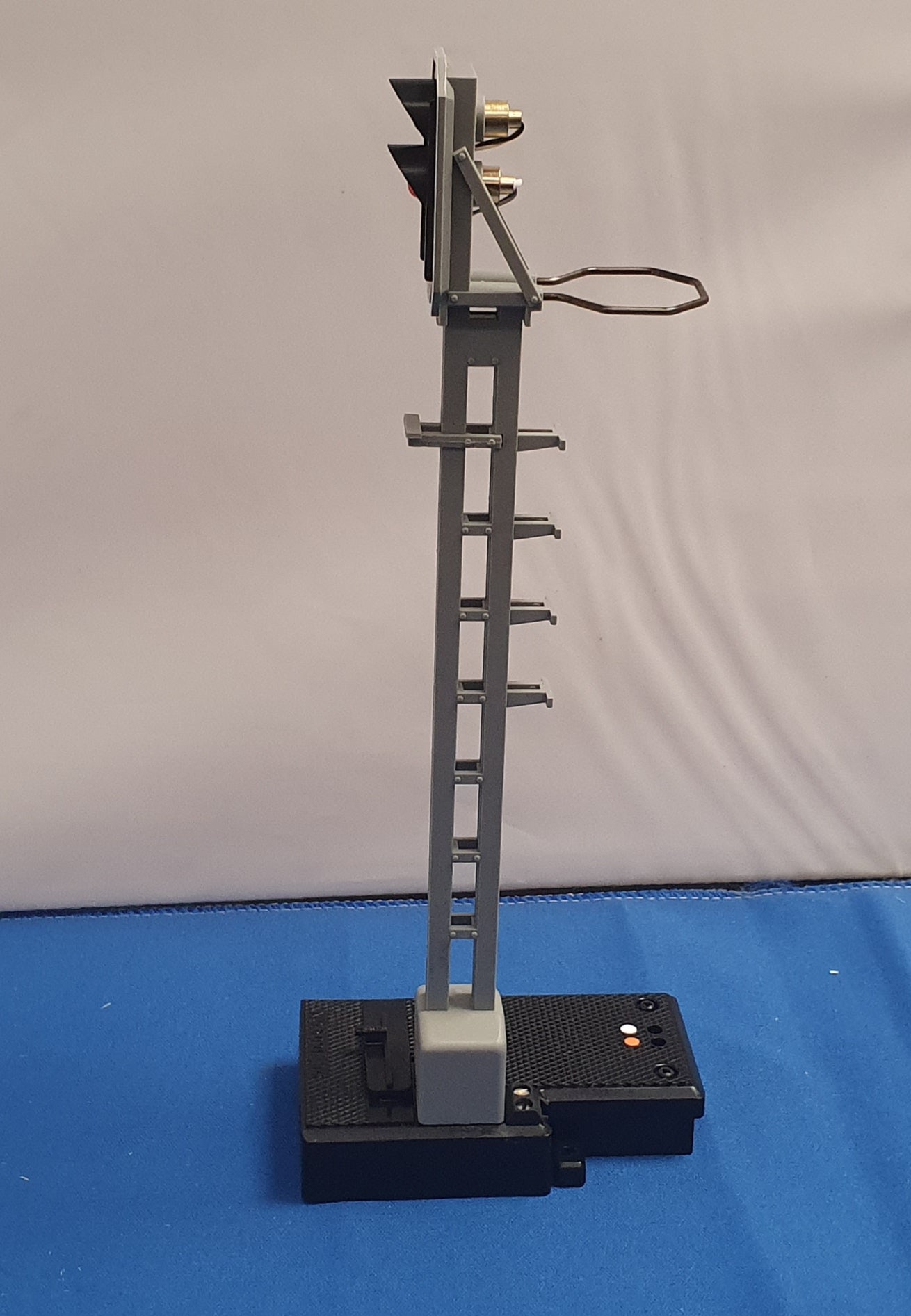 LGB G Scale RhB colour light signal. L51950 – Tony Green Steam Models